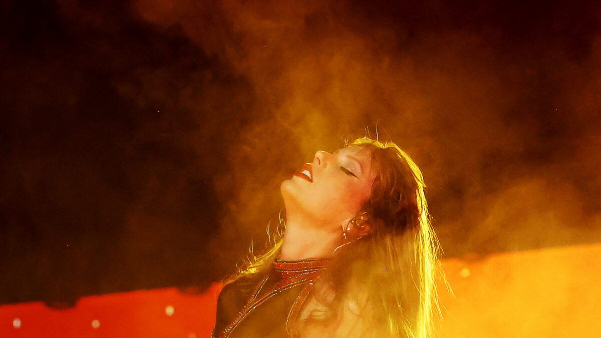 Taylor Swift Debuts 'TTPD' at 1st Eras Tour Show in Paris: Pics!