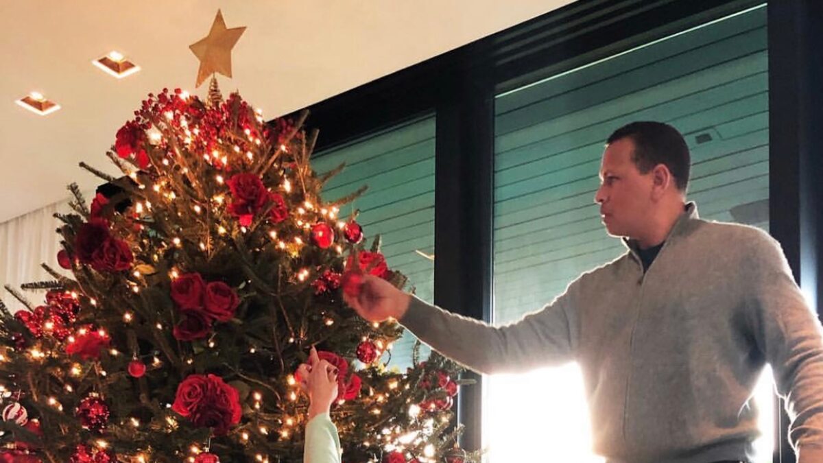 Pics! Stars Get in the Holiday Spirit