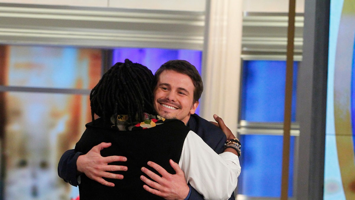 Jason Ritter Breaks Guinness World Record for Hugging
