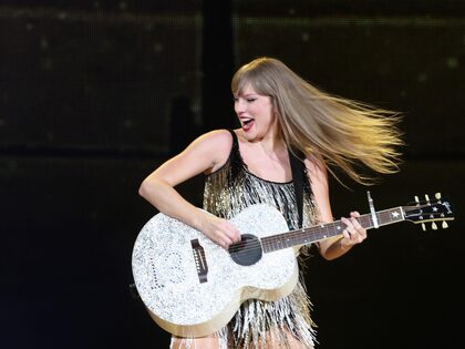 How Jason Momoa & Alfre Woodard Prepared for Blind Post-Apocalyptic ...